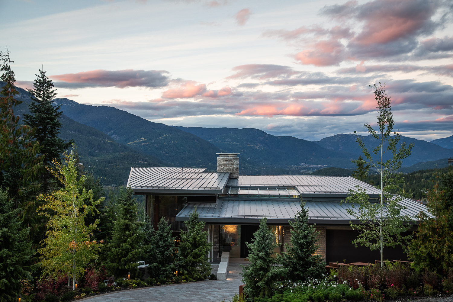 Leading the Way: Homes That Redefine Canadian Residential Architecture ...