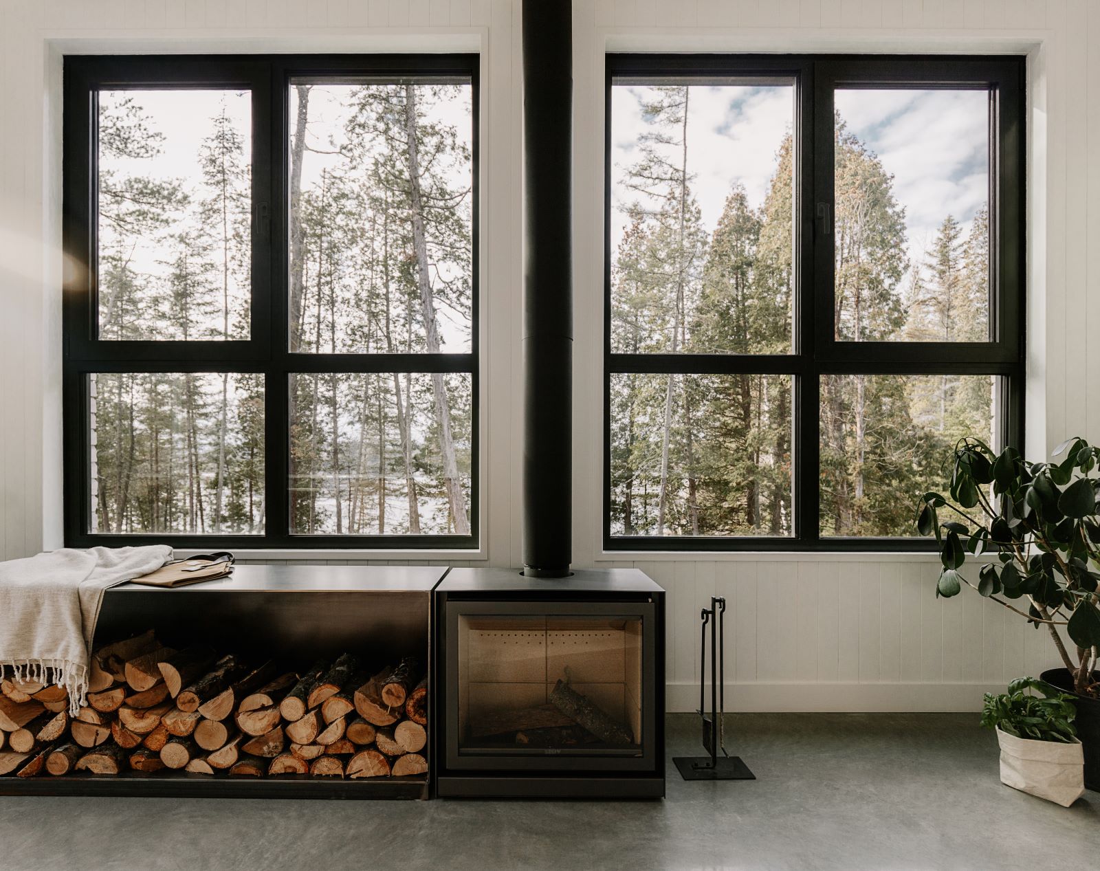 A Contemporary Quebec Home Where Earth Meets Water | NUVO