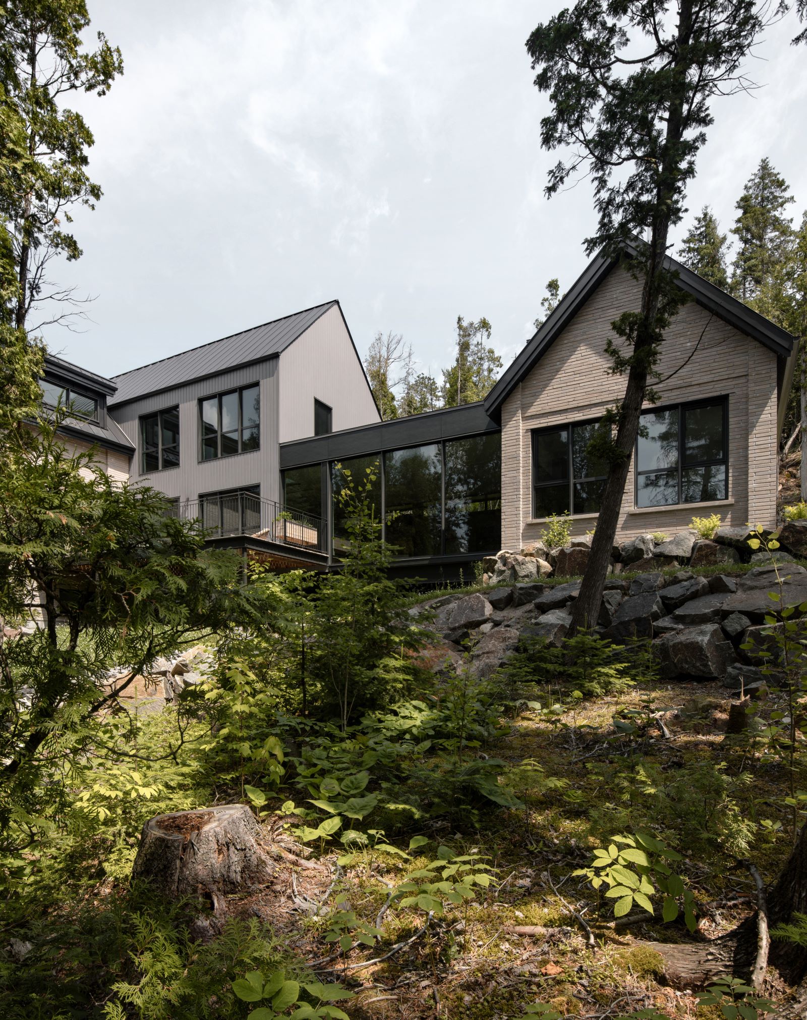 A Contemporary Quebec Home Where Earth Meets Water | NUVO